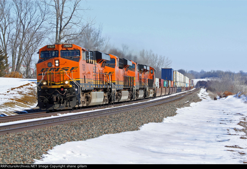 BNSF 7829 Heads a stack Wb into la plata mo.